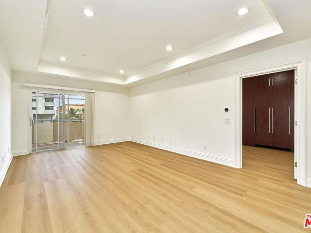 1043 S Kenmore Avenue 404