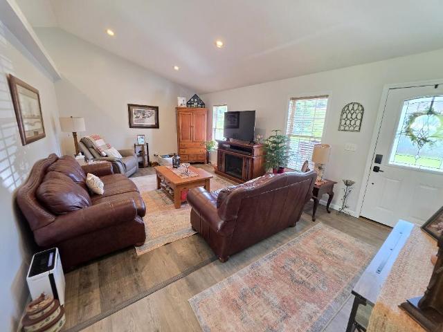 104 Colonial Dr
