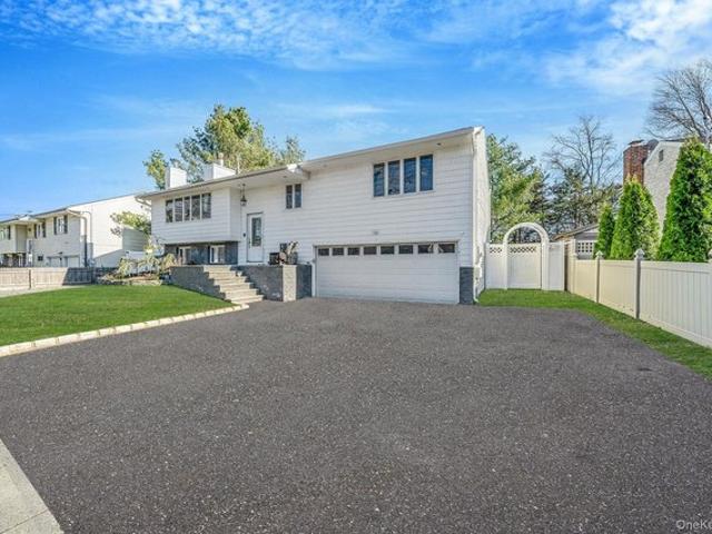 104 Colonial St, East Northport, NY 11731