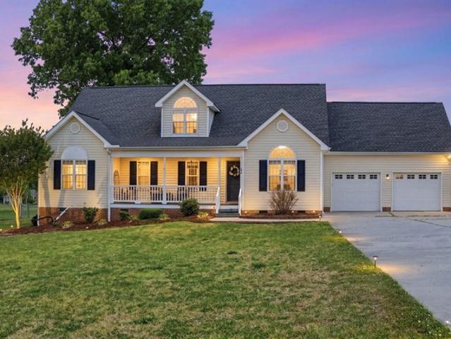 104 Churchill Downs Dr, Clayton, NC 27520