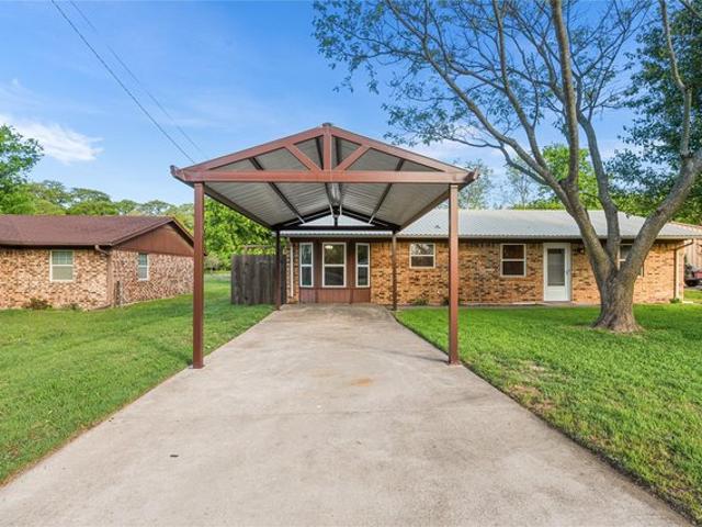 104 Chisholm St, Saint Jo, TX 76265