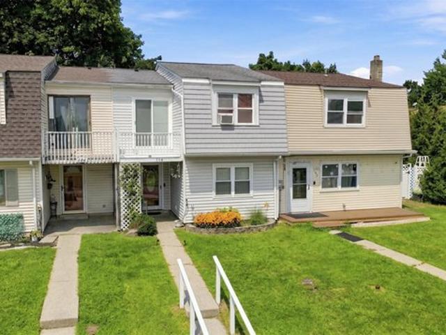 104 Chrystal Dr, Maybrook, NY 12543