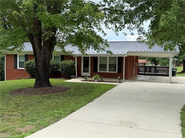 104 Crestview Ter, Thomasville, NC 27360