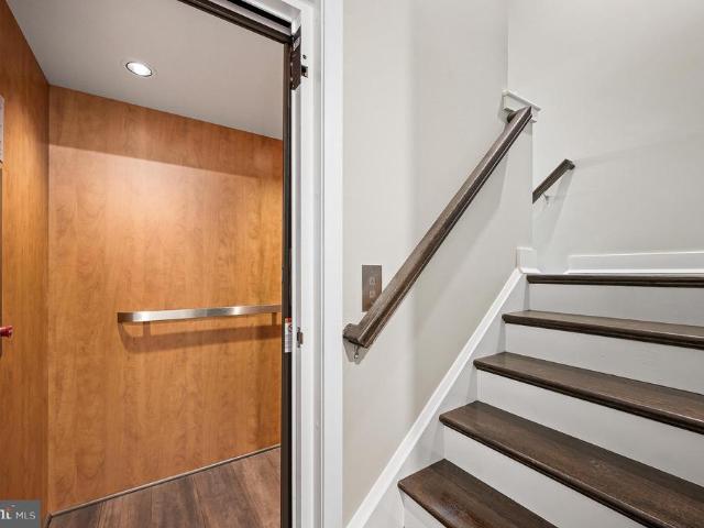 104 B King St