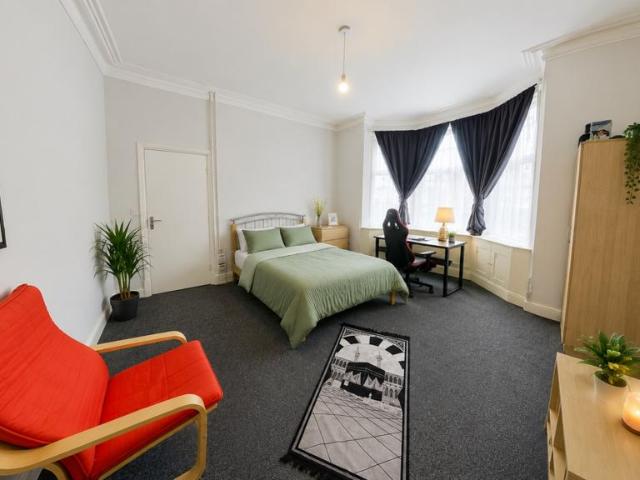104 Beeston Road, Nottingham. 5 bed end of terrace house to rent £2,708 pcm £625 pw