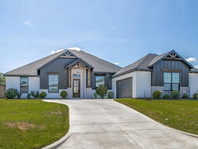 104 Bent Creek Ct, Cleburne, TX 76033