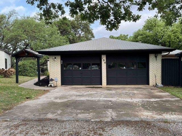 104 Bluebird Ln, Highland Haven, TX 78654