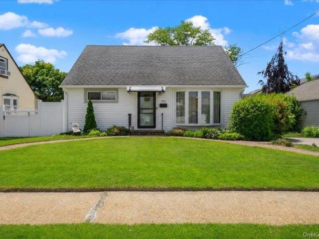 104 Franklin Pl, Massapequa, NY 11758