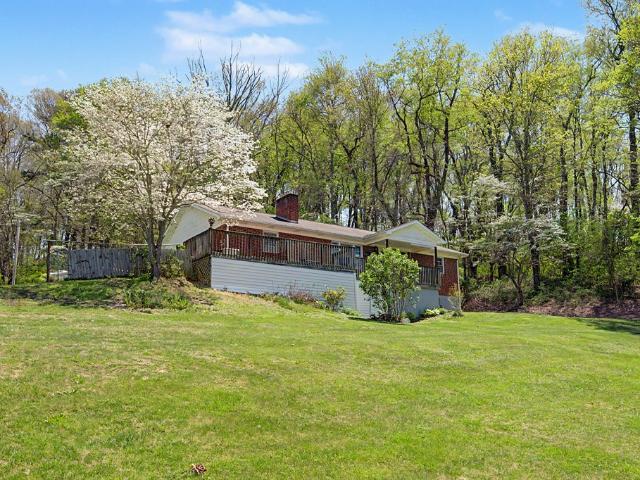 104 Frost Ln