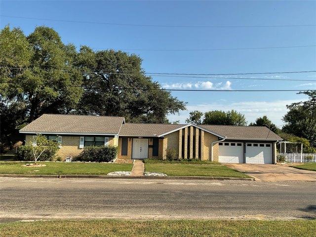104 Hessler Dr, Hallettsville, TX 77964