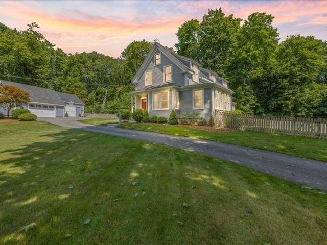 104 High St, Topsfield, MA 01983