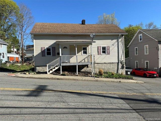 104 Oak St, Walden, NY 12586