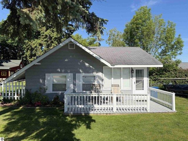 104 Oliver St, Houghton Lake, MI 48629