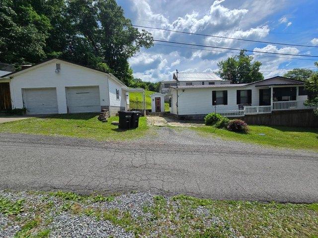 104 Orchard St, Ansted, WV 25812