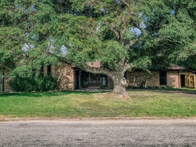 104 Machemehl Dr, Bellville, TX 77418