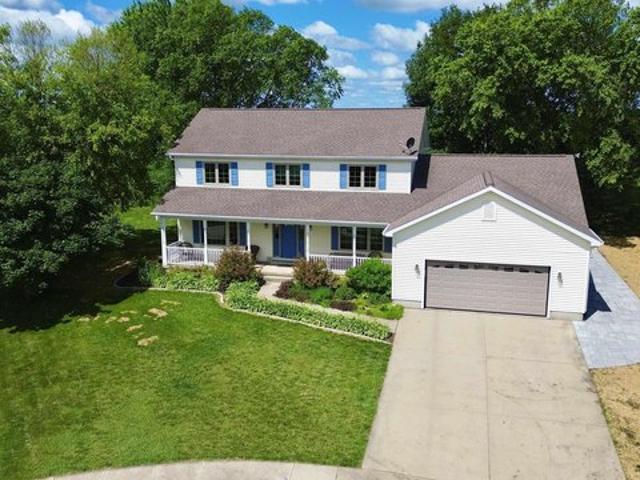 104 Maple Dr, Waverly, IA 50677
