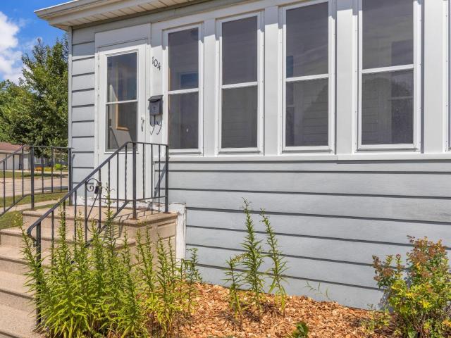 104 Marshner St