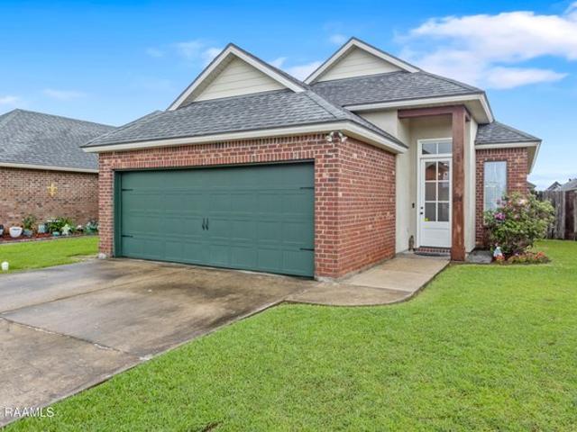 104 Meadowhollow Dr, Youngsville, LA 70592
