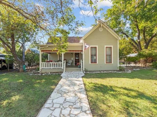 104 N Cherry St, Fredericksburg, TX 78624