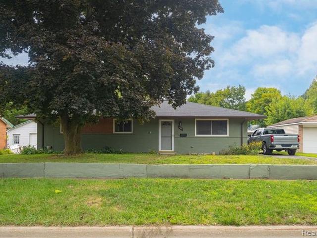 104 N Corbin St, Holly Vlg, MI 48442