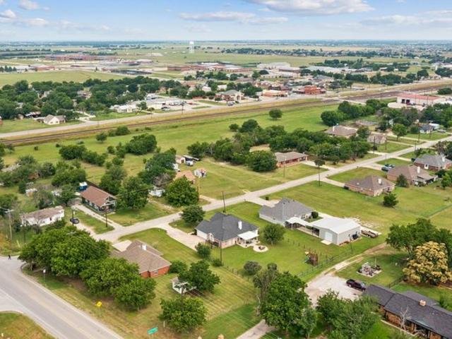 104 N Frederick St, Ponder, TX 76259