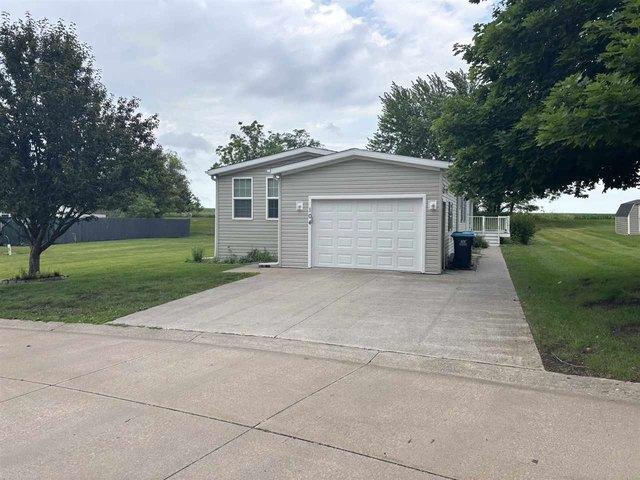 104 N Park Dr, Lone Tree, IA 52755