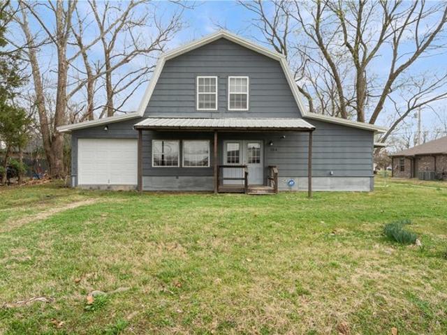 104 N Pine Ave, Gentry, AR 72734