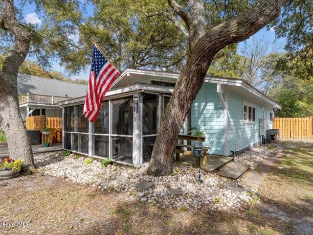104 SE 5th St, Oak Island, NC 28465