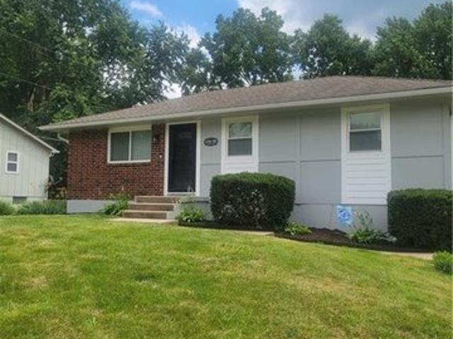 104 SE Kingscross Rd, Blue Springs, MO 64014