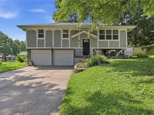 104 SW Gladstone Dr, Blue Springs, MO 64014