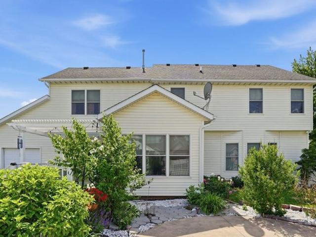 104 Parkview Dr, Eldridge, IA 52748