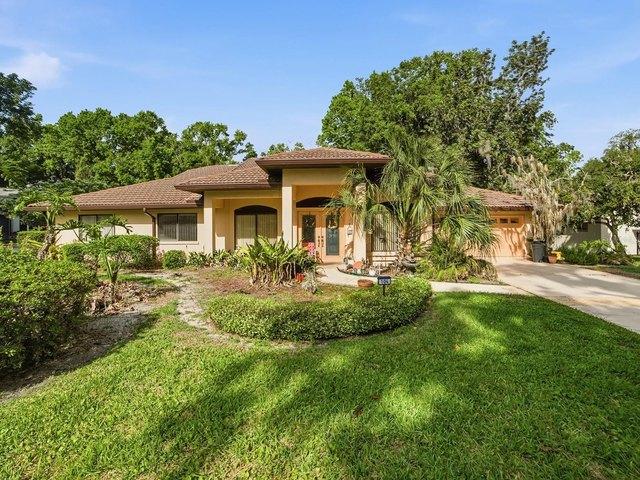 104 Peppertree Ct, Yalaha, FL 34797