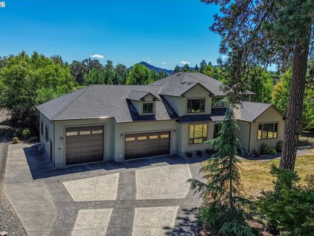 104 River Club Dr, Roseburg, OR 97471