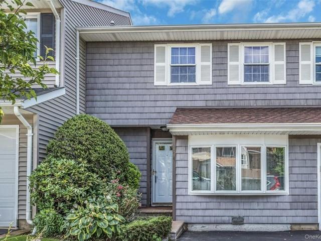 104 W Woodlake Dr, Woodbury, NY 11797