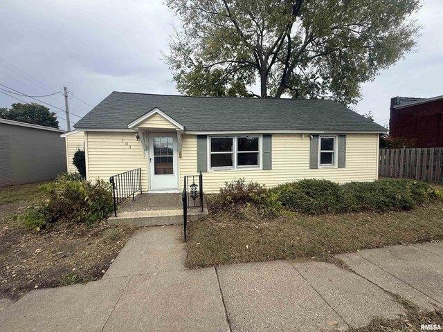104 W Bennett St, McCausland, IA 52758