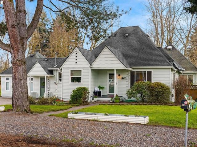 1054 NE Faloma Rd, Portland, OR 97211