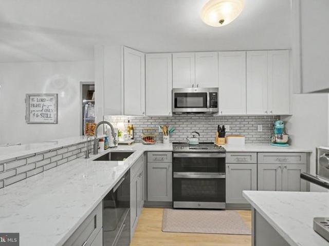 1054 A Warwick Ct, Sterling, VA 20164