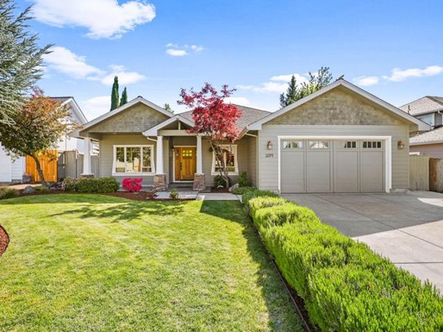 1054 Pumpkin Ridge Dr, Eagle Point, OR 97524
