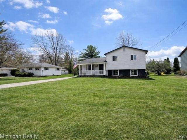 1054 Ransom Dr, Grand Blanc, MI 48507