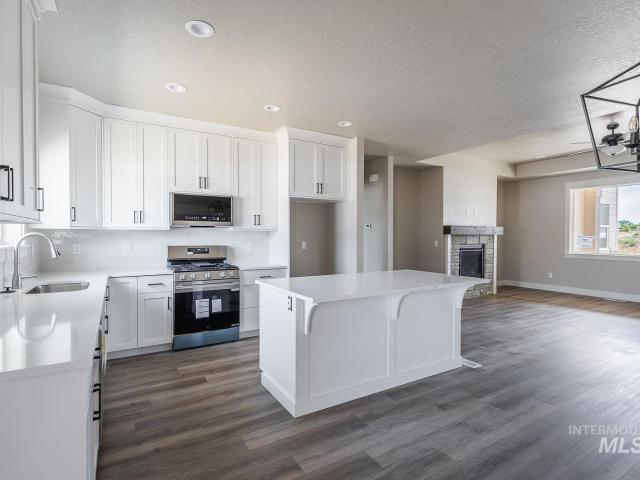1054 W Troy Pl