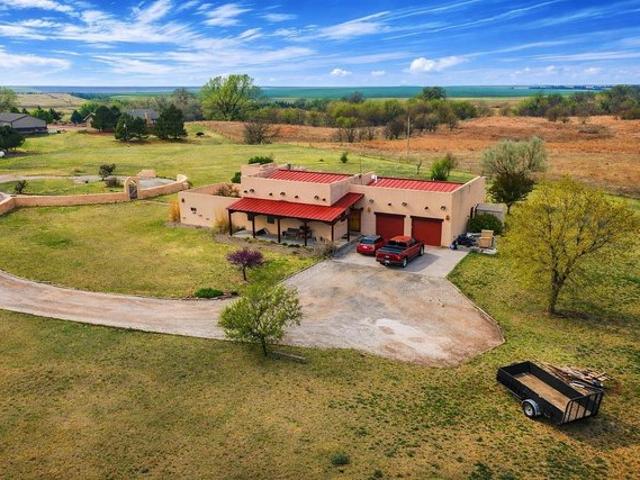 10554 Brenton Ct, Dodge City, KS 67801