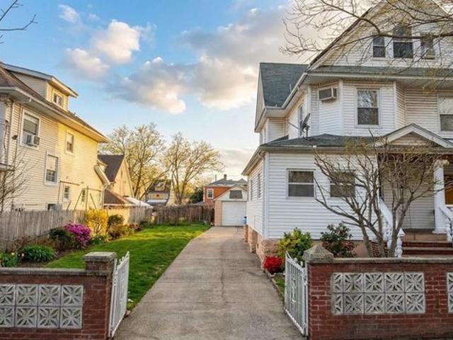 10556 th St, Richmond Hill, NY 11419