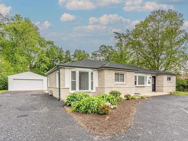 1055 N Bluebonnet Ln, Hoffman Estates, IL 60169