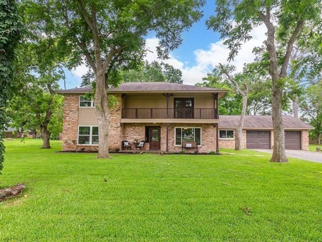 1055 S Anderson St, Angleton, TX 77515