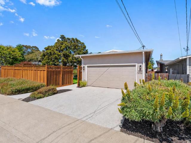 1055 View Way