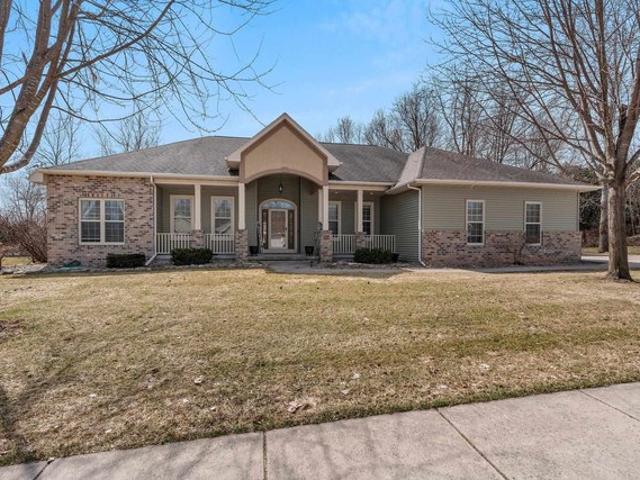 1055 Zacher Dr, Oshkosh, WI 54901