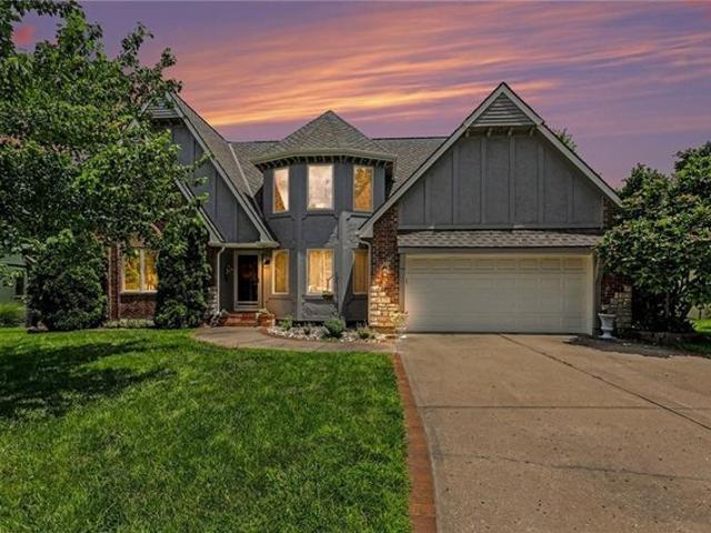 1056 NW High Point Dr, Lee's Summit, MO 64081