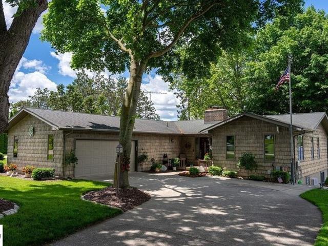 1056 Clubhouse Dr, Lake Isabella, MI 48893