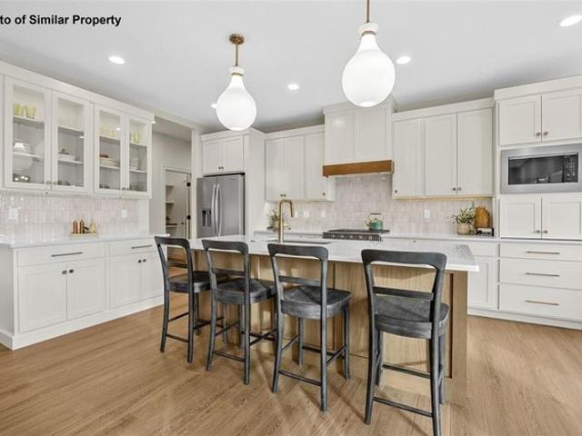 1056 Stable Ridge Dr, Marion, IA 52302