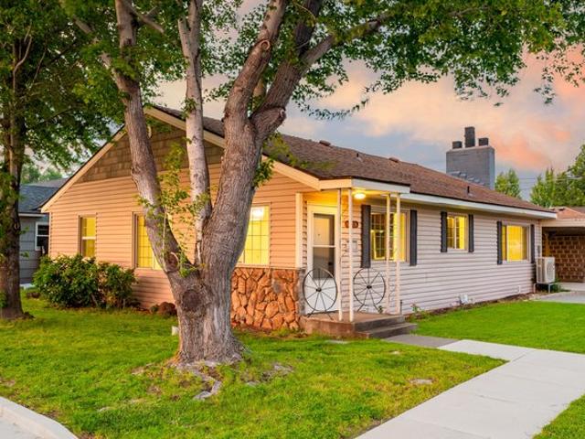 1056 SW 12th St, Redmond, OR 97756